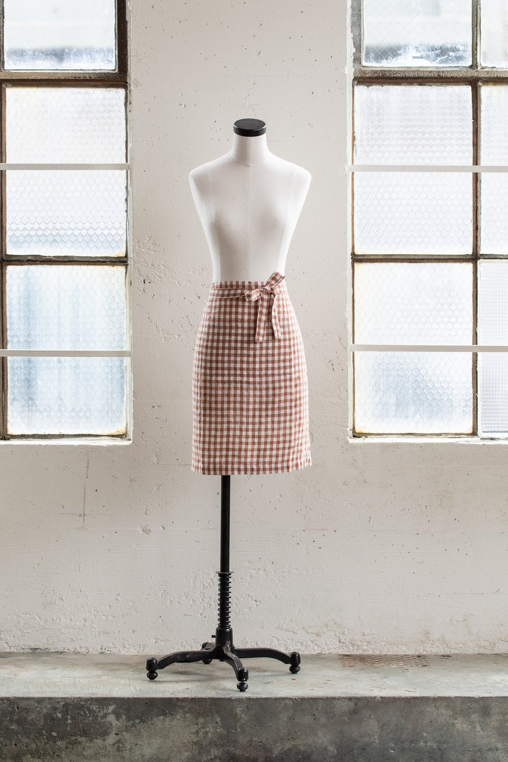 Gingham Linen Apron | Wash Linen Cafe Apron | Brique – Hoppe Shoppe